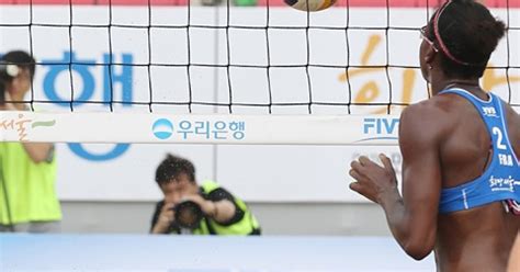 ′비치발리볼대회′끝까지 공을 쫓는 선수들