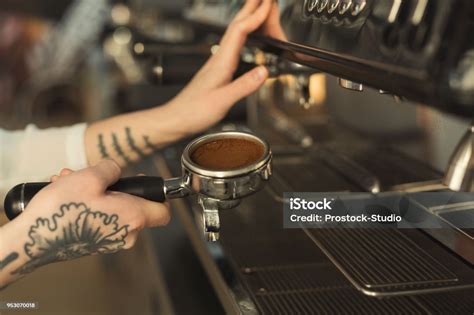 전문 커피 자판기에서 커피를 만드는 바리 스타의 근접 촬영 강철에 대한 스톡 사진 및 기타 이미지 강철 개념 검은색 Istock