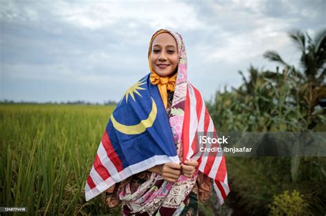 젊은 아시아 여성 마을에서 논에서 말레이시아 국기를 흔들고 20 29세에 대한 스톡 사진 및 기타 이미지 20 29세 가정