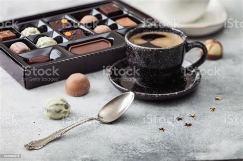 밝은 테이블 배경에 검은 커피와 실버 숟가락 한 잔과 럭셔리 초콜릿 사탕 선택의 상자 0명에 대한 스톡 사진 및 기타 이미지 0명 로맨스 모카 Istock