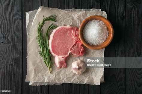 그릴이나 요리를 위한 향신료를 곁들인 생 돼지고기 커틀릿 가정 주방에 대한 스톡 사진 및 기타 이미지 가정 주방 가정의 방 고기 Istock