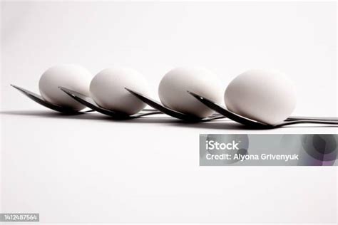 금속 포크에 달걀을 히켄 흰색 배경 클로즈업에 격리 된 숟가락 두 포크 숟가락 위에 놓인 달걀 계란은식이 요법에서 베이킹 조리법에 이르기까지 많은 용도로 사용됩니다 단백질에