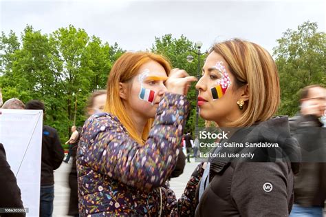 축구 경기 전 벨기에의 뺨 국기에 그려진 길거리에서 여자 치 어 리더 벨기에에 대한 스톡 사진 및 기타 이미지 벨기에 사람 얼굴 페인트 Istock