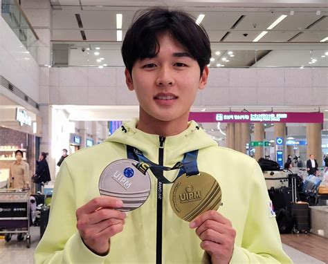 금·은 메달 들어 보이는 전웅태 연합뉴스