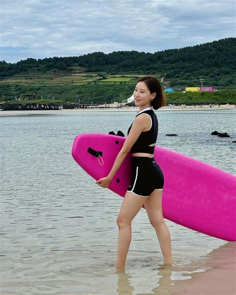 디스커버리 익스페디션 광고 디스커버러 Discoveryexpeditionkr 서핑 좋아하는 남편따라 제주여행도 서핑으로 마무리🏄🏻‍♀️🌊 브라캡이 내장되어있어