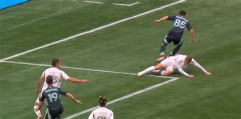 Футболіст збірної України забив божевільний дебютний гол у МЛС відео приголомшливого удару