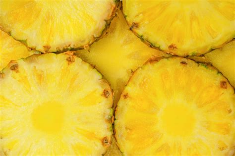 파인애플 육즙이 많은 노란색 조각을 배경으로 사용합니다 0명에 대한 스톡 사진 및 기타 이미지 0명 건강한 식생활 과일 Istock