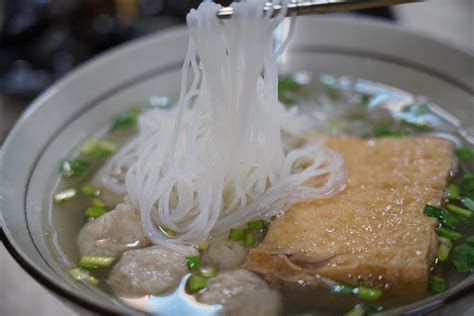 宜蘭員山宜蘭人的早午餐吃什麼魚丸米粉湯配公仔呂家傳統魚丸米粉宛如小型玩具博物館的米粉湯店 Yahoo奇摩旅遊