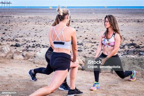 3 맞춤된 아름 다운 백인 여자 젊은 여자의 그룹 할 바다 근처 해변에서 야외 연습 자신의 몸과 자연과 사랑 피트 니스와 느낌 평온한 우정에서 함께 운동 하 고 3 명에