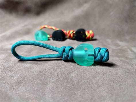 Брелок Edc темляк с бусиной череп из АБС пластика купить с доставкой по выгодным ценам в