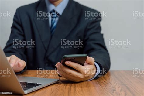 노트북 컴퓨터에서 일하고 책상에서 휴대 전화를 사용하는 사업가 가상현실에 대한 스톡 사진 및 기타 이미지 가상현실 고름 기업 비즈니스 Istock