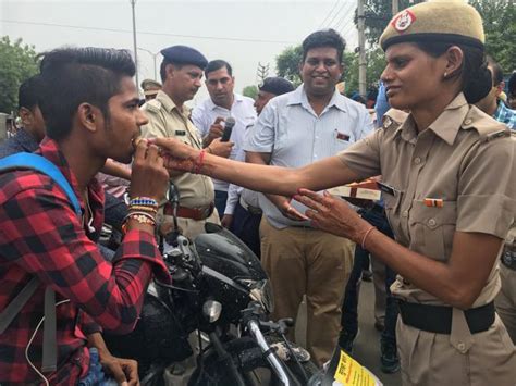 Raksha Bandhan Gurgaon Police Personnel Tie Rakhis To Traffic Violators Hindustan Times