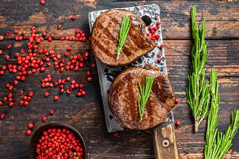 고기 칼에 구운 필렛 미뇽 스테이크 어두운 나무 배경 위쪽 보기 0명에 대한 스톡 사진 및 기타 이미지 0명 검은색 고기