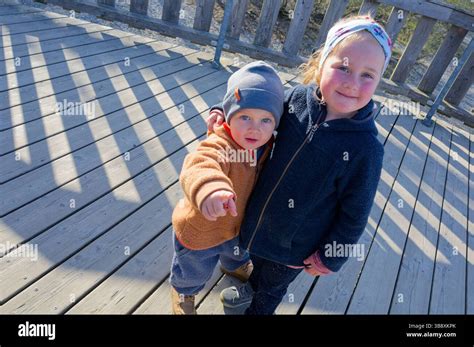 Vertrauen Glückliche Geschwister Der Kleine Bruder Und Seine Große