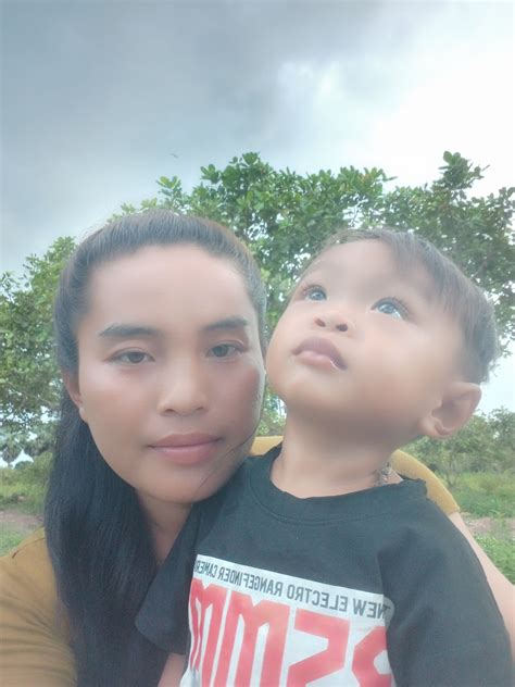 ស្រី ម៉ុម