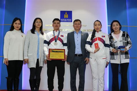 Буудлагын дасгалжуулагч тамирчдад Биеийн тамирын тэргүүний ажилтан тэмдэг гардууллаа