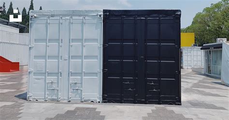 나무 근처에 있는 두 개의 흰색과 검은색 화물 컨테이너 사진 Unsplash의 무료 이름 없는 길 이미지