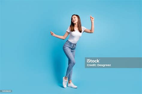 예쁜 달콤한 아가씨의 전신 사진 카피 스페이스 댄서 스냅 손가락 파스텔 블루 컬러 배경에 고립 T 셔츠에 대한 스톡 사진 및