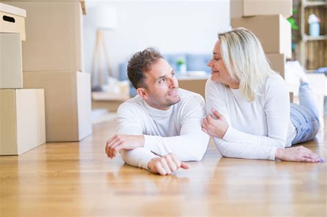 젊은 아름다운 부부는 골판지 상자 주위에 새로운 가정에서 바닥에 누워 2명에 대한 스톡 사진 및 기타 이미지 2명 가정 생활 가정의 방 Istock