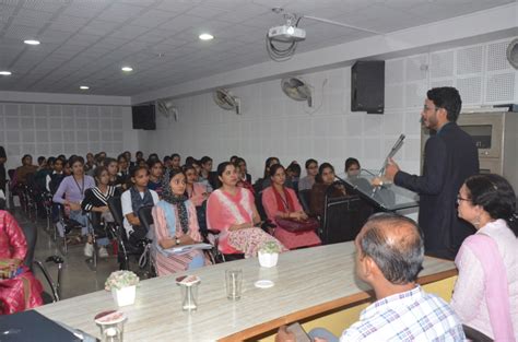 स्टार्टअप शुरू करने से पहले माॅर्केट रिसर्च जरूरी दीपांशु राघव Demokratic Front