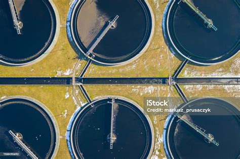 하수 농장 정화 탱크를 내려다 보는 정적 항공 사진 산업 장소 기하학적 배경 텍스처입니다 사진은 무인 항공기로 촬영 하수에 대한
