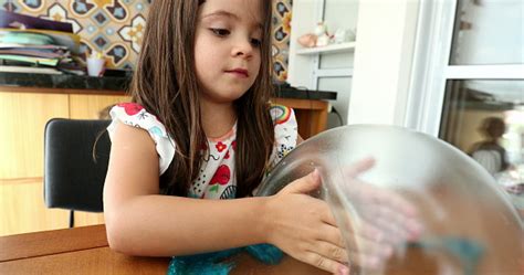 슬라임 끈적 끈적한 손으로 놀고있는 어린이 손 끈적끈적한 탄성 플라스틱으로 손과 손가락을 클로즈업하는 어린 소녀 4 5세에 대한 스톡 사진 및 기타 이미지 Istock