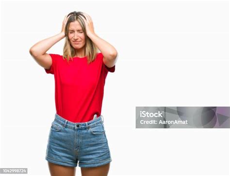 격리 된 배경 때문에 두통 절망과 스트레스에서 고통 위에 아름 다운 젊은 여자 통증과 편두통 머리에 손입니다 걱정하는에 대한 스톡 사진 및 기타 이미지 Istock