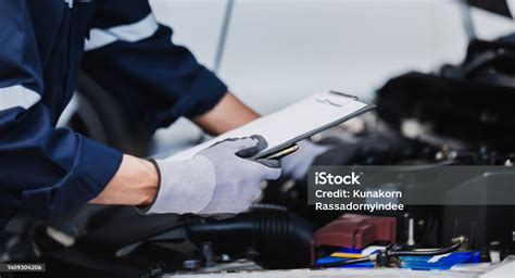 차고에서 자동차의 엔진에 작업 전문 정비사 자동차 수리 서비스 Diy에 대한 스톡 사진 및 기타 이미지 Diy Motor Racing Event 개념 Istock