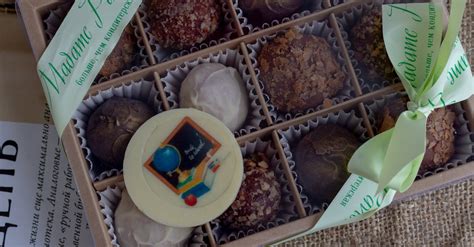 고급 공예 과자 구색을 갖춘 기쁨 단 것 달콤한 치아 디자이너 디저트 럭셔리 리본 만들어진 맛 맛있는 매우 복잡한 미식가 박스 보여주다 사탕