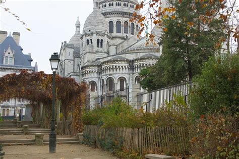 땅에 황금빛 단풍이 드는 활기찬 가을 나무를 통해 Sacre Coeur의 전망 건설 산업에 대한 스톡 사진 및 기타 이미지 건설 산업 게이트 고원 Istock