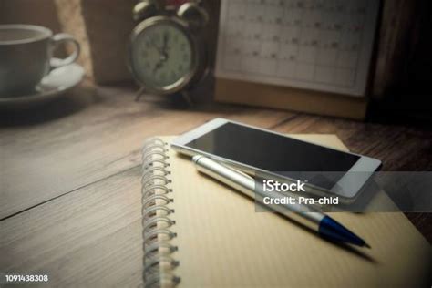 플래너와 캘린더 Conceptdesktop 달력 2019 스마트폰 및 커피 한잔 사무실 책상에 공간 작업 장소 플래너 시간표 일정 약속 조직 관리 각 날짜에 대 한 노트북