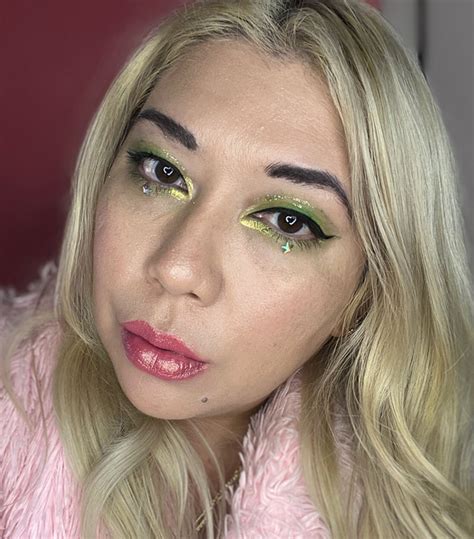 4 Festive Holiday Makeup Looks And How To Copy Them Who What Wear