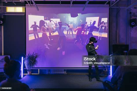 기술 컨퍼런스 무대에서 가상 현실과 상호 작용하는 일본 남자 25 29세에 대한 스톡 사진 및 기타 이미지 25 29세 40 44세 60 64세 Istock