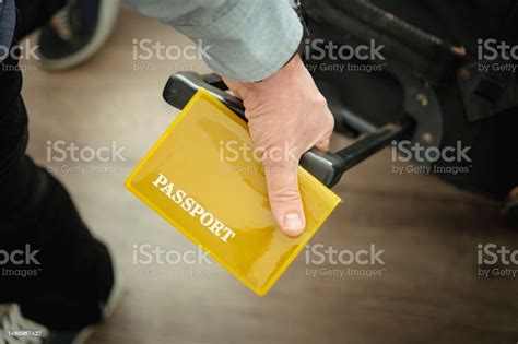 공항 여권 및 티켓 여행 가방 및 등록 여행과 이민의 개념 모바일 신분 증명서 및 입국 심사 및 비행 대기를 위한 수하물을 소지한 사람 수하물에 대한 스톡 사진 및 기타