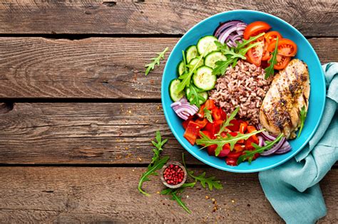 구운 치킨 가슴살 튀긴 치킨 필 레와 토마토 오이 후추 양상추와 Arugula 잎의 신선한 야채 샐러드 샐러드와 치킨 고기 건강 한 음식 평평한 누워 평면도 나무 배경 0