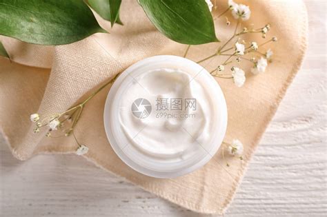 白色木桌上有身体霜的罐子顶视图高清图片下载 正版图片505509113 摄图网