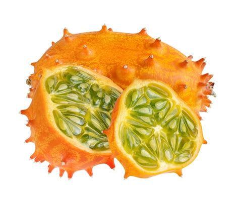 클리핑 패스를 사용하여 흰색 배경에 격리된 Kiwano 과일 프리미엄 사진