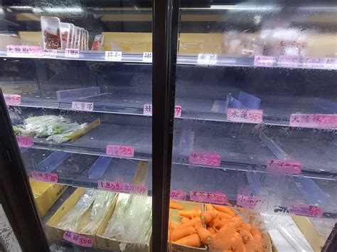 雖然哲哲還不願意鬆口~~~ 但是全聯的青菜都被掃光了啊啊啊😵‍💫 大家完全抱著要放颱風假的決心了！ 家裡的冰箱差不多終於塞滿（呼） 我