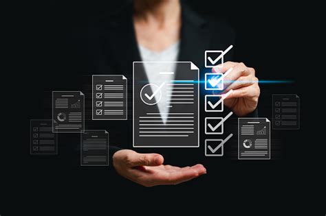 스마트 체크리스트 디지털 문서 인증서 온라인 개념 여성 사업가는 확인란 평가 온라인 설문 조사 시험의 체크 표시를 선택하고 시험 국제 표준에서 정답을 선택합니다 개발에 대한