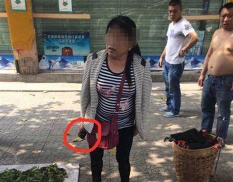 占道经营女商贩 一砖拍倒城管