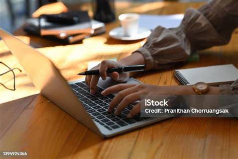 잘린 보기 사업가의 손을 노트북에 타이핑하고 사무실에서 일하는 비즈니스 및 기술 개념 노트북에 대한 스톡 사진 및 기타 이미지 노트북 손 20 24세 Istock