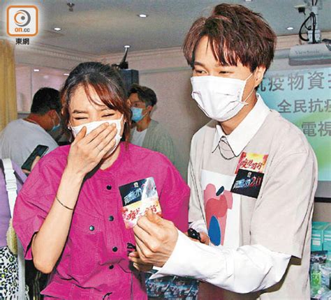 胡鴻鈞練咀戲向思貝討教 東方日報