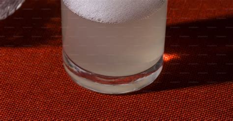 피스코 사워 피스코 라임 또는 레몬 주스 달걀 흰자 앙고스투라 쓴 칵테일 사진 Unsplash의 감귤류 이미지