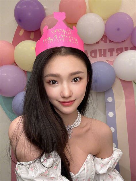 林允手捧蛋糕晒27岁庆生照 穿齐肩碎花裙甜美可爱 搜狐大视野 搜狐新闻