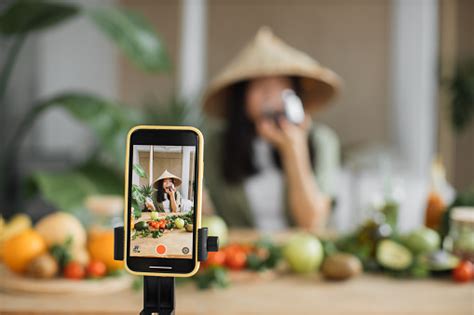 아침 식사로 건강한 샐러드를 만들기 위해 날짜를 사용하는 전통적인 원뿔형 모자를 쓴 뷰티 아시아 블로거 25 29세에 대한 스톡 사진 및 기타 이미지 Istock