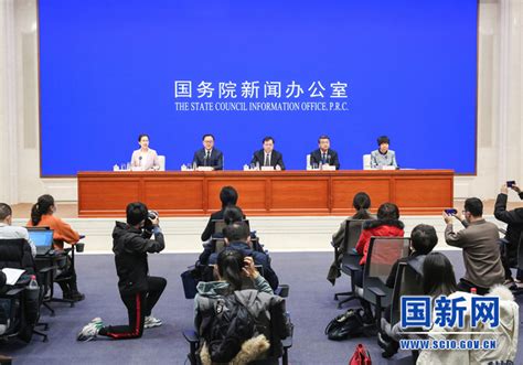 国务院政策例行吹风会主席台2021年8月25日国务院政策例行吹风会现场图片中国政府网