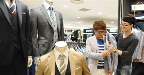 롯데百 부산본점 캐릭터 정장 균일가 행사 진행