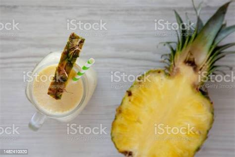 유리병에 담긴 홈메이드 파인애플 망고 바나나 스무디 평면도 위에서 머리 위로 평평하게 눕습니다 0명에 대한 스톡 사진 및 기타