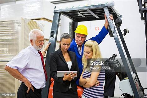 창고 작업자의 디지털 태블릿 확인 공급 장치 지게차 미선적 경영자에 대한 스톡 사진 및 기타 이미지 경영자 기업 재무와 산업 모자류 Istock