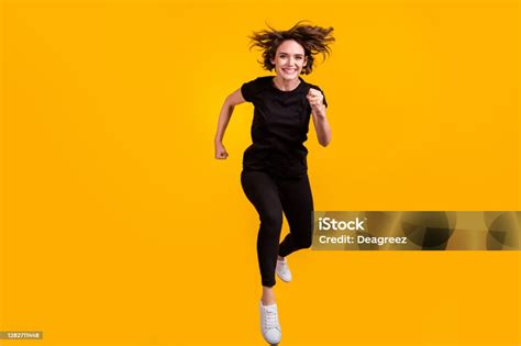 전체 길이의 몸 크기 보기 의 사랑스러운 스포츠 쾌활 한 목적 소녀 점프 실행 고립 된 밝은 노란색 색상 배경 T 셔츠에 대한 스톡 사진 및 기타 이미지 Istock